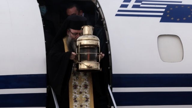 Το απόγευμα του Μ. Σαββάτου το Άγιο Φως στην Αθήνα με ειδική πτήση ...