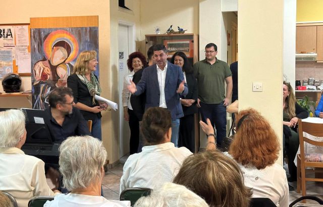 Κοντά στα μέλη των ΚΑΠΗ ο εκλεγμένος δήμαρχος Αγίας Παρασκευής Γιάννης ...