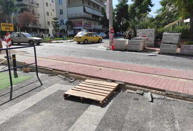 ΕΞΕΛΙΞΕΙΣ – Πεζοδρόμια οδού Ειρήνης – Όταν όλα γίνονται «άρπα κόλλα ...